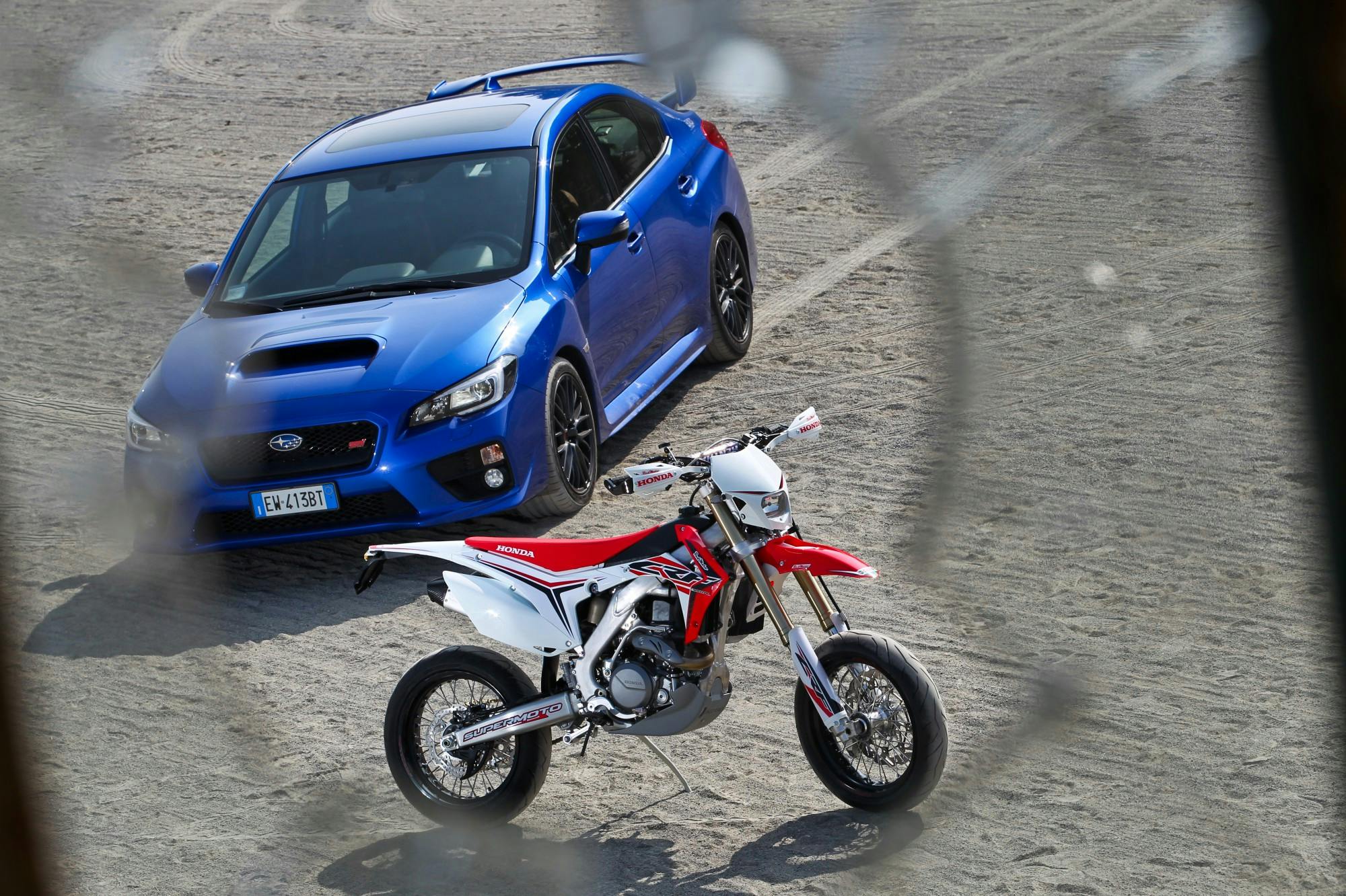 Duel Subaru WRX STi - Honda CRF 450R Supermoto