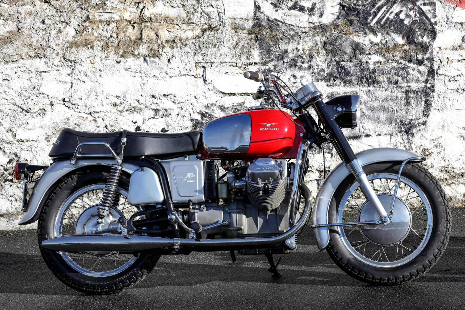 Moto Guzzi V7 2021 Stone e Special ecco la prova - RED Live