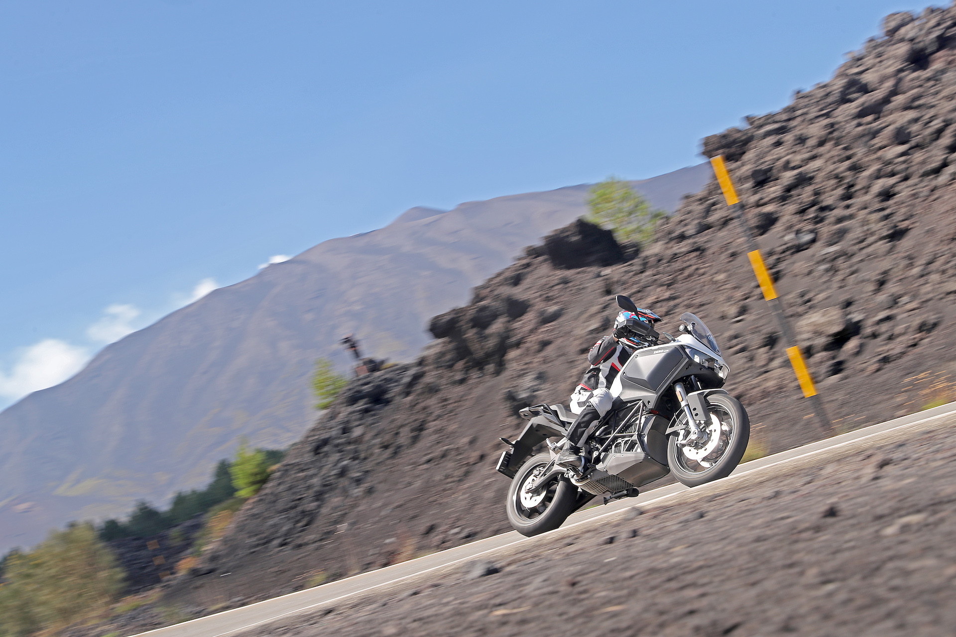 Prova Zero DSRX: ecco come va su strada e in off-road - RED Live