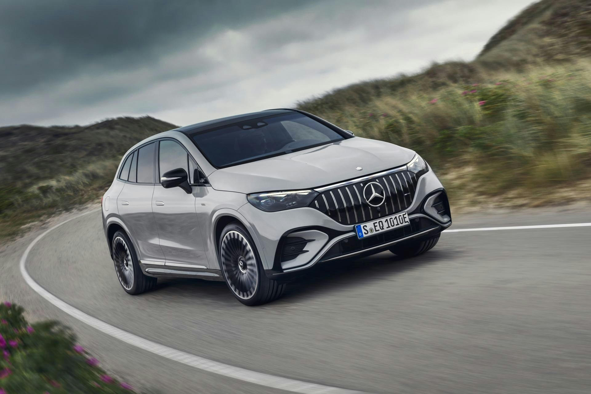 Mercedes EQE SUV, l'elettrica hi-tech che punta in alto - RED Live