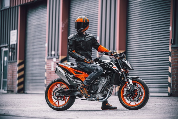 KTM presenta la gamma strada 2023, attenzione alla 790 Duke - RED Live