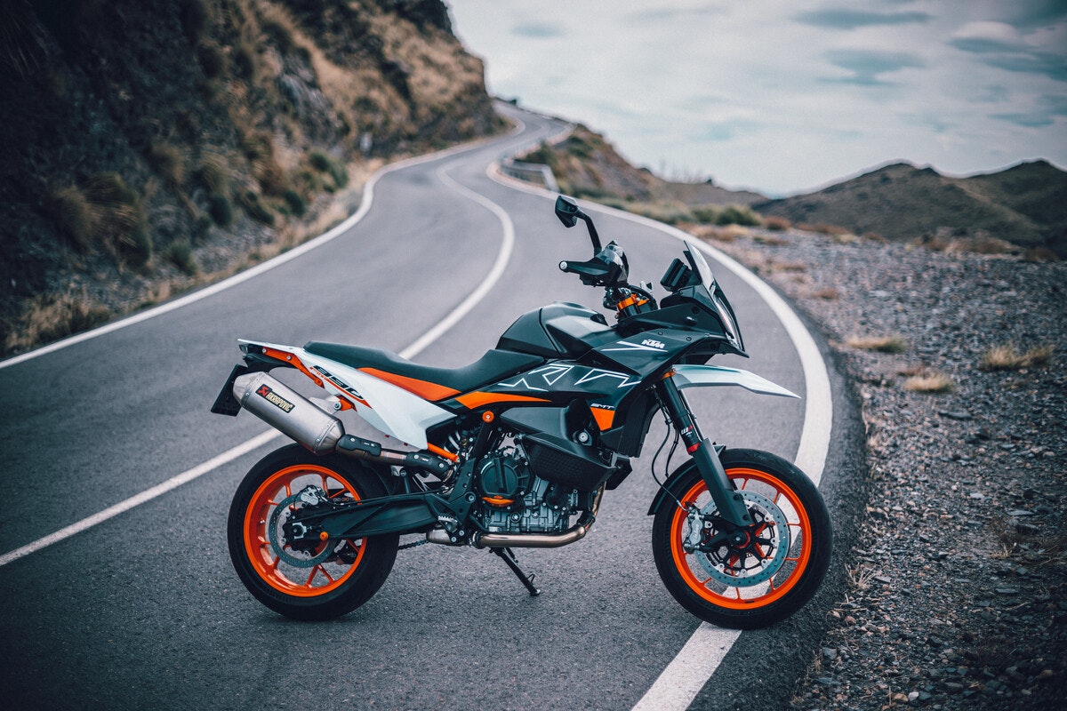 Prova KTM 890 SMT: come va su strada, prezzo, video - RED Live