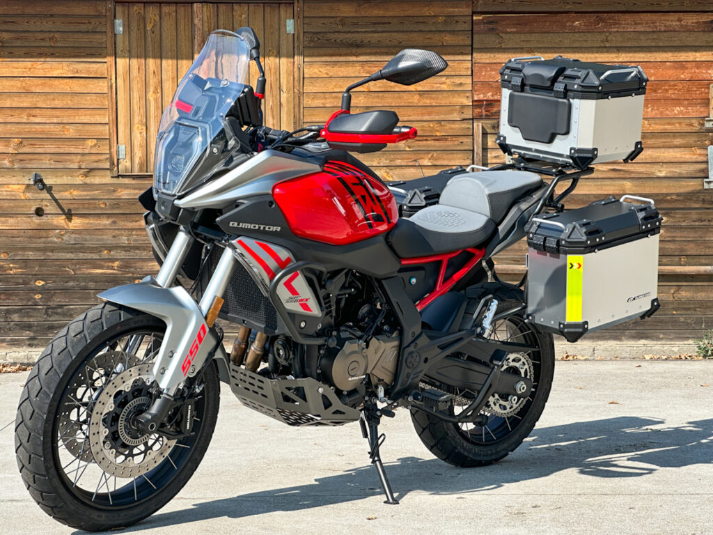 SRT 550 SX, la nuova media versatile by QJMotor - RED Live