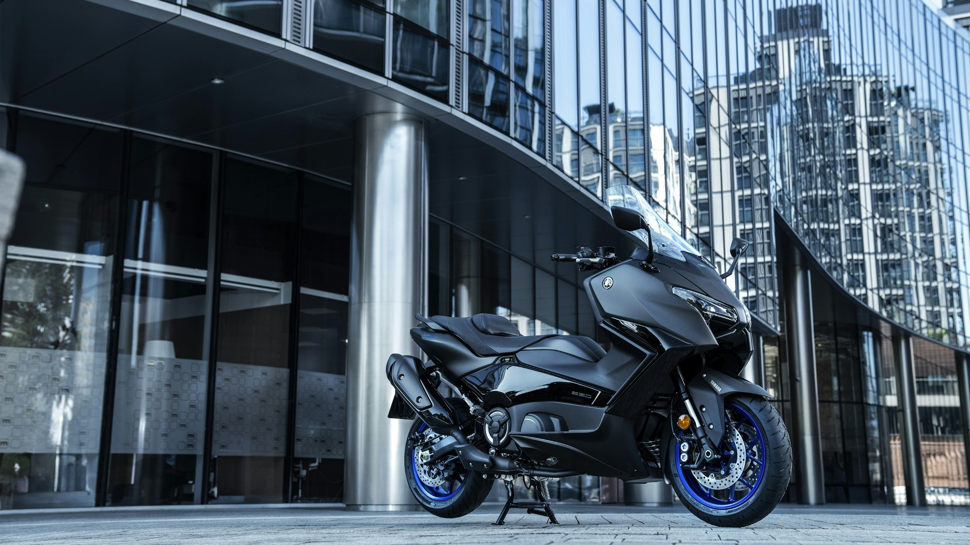 Yamaha TMAX e Tech MAX my 2025 - RED Live