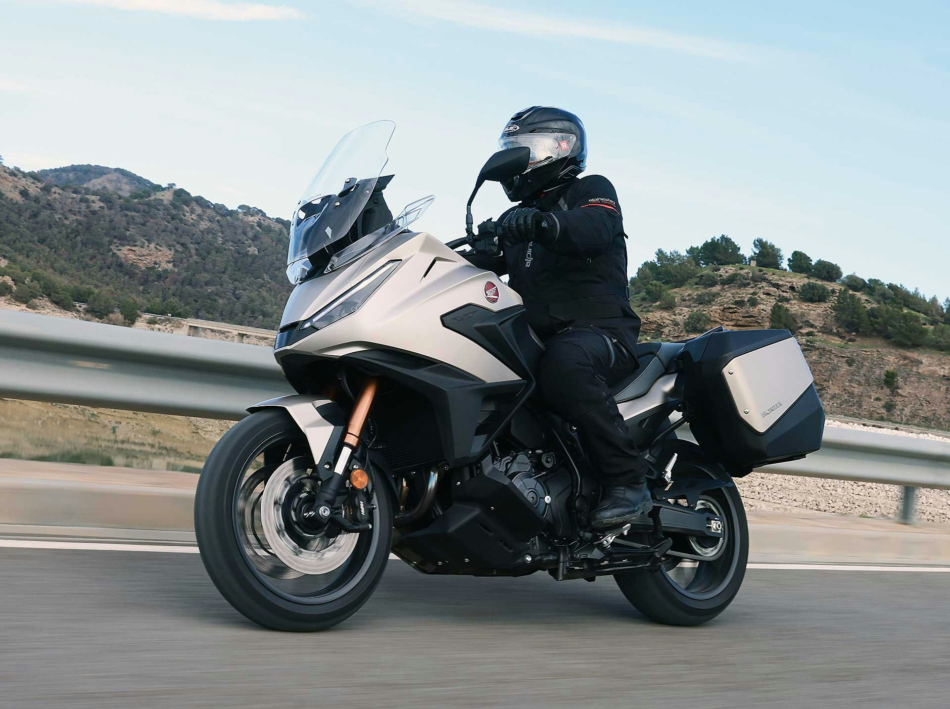 Prova Honda NT1100, la Touring che diverte - RED Live