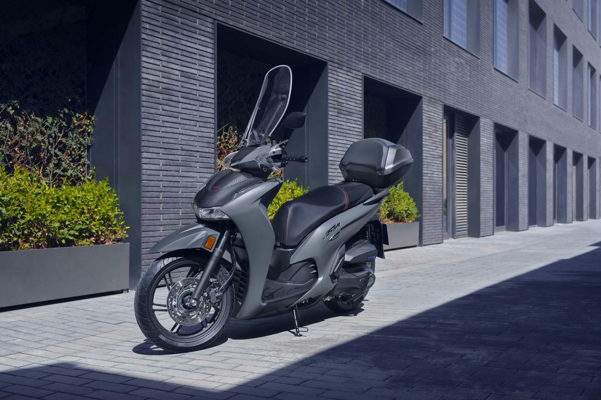 Honda SH350i 2025: affinamenti per restare al top - RED Live