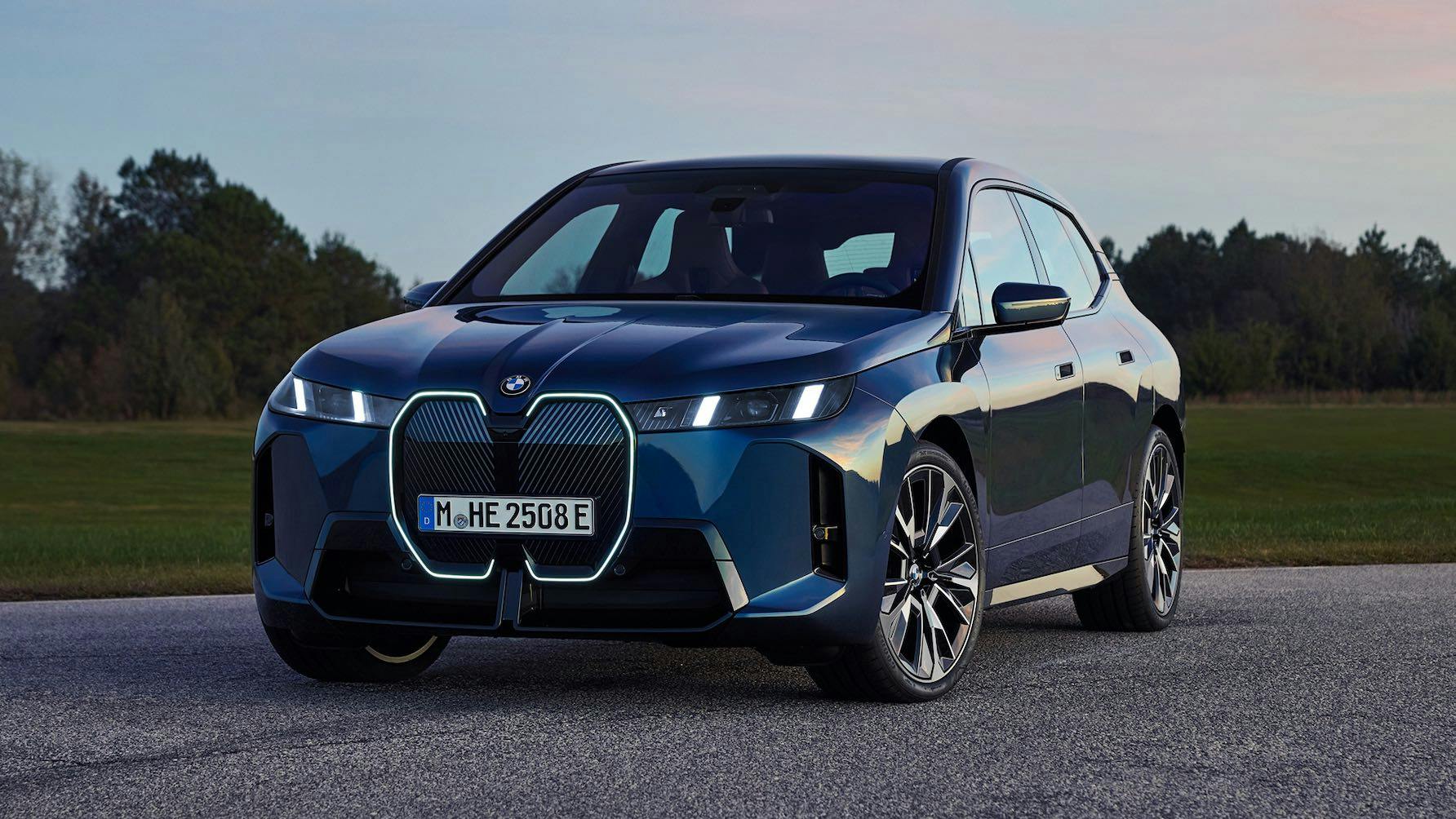 BMW iX, con il restyling aumentano potenza e autonomia - RED Live