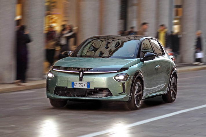 Lancia Ypsilon: la EV guadagna autonomia e l'ibrida "si scopre" più ...