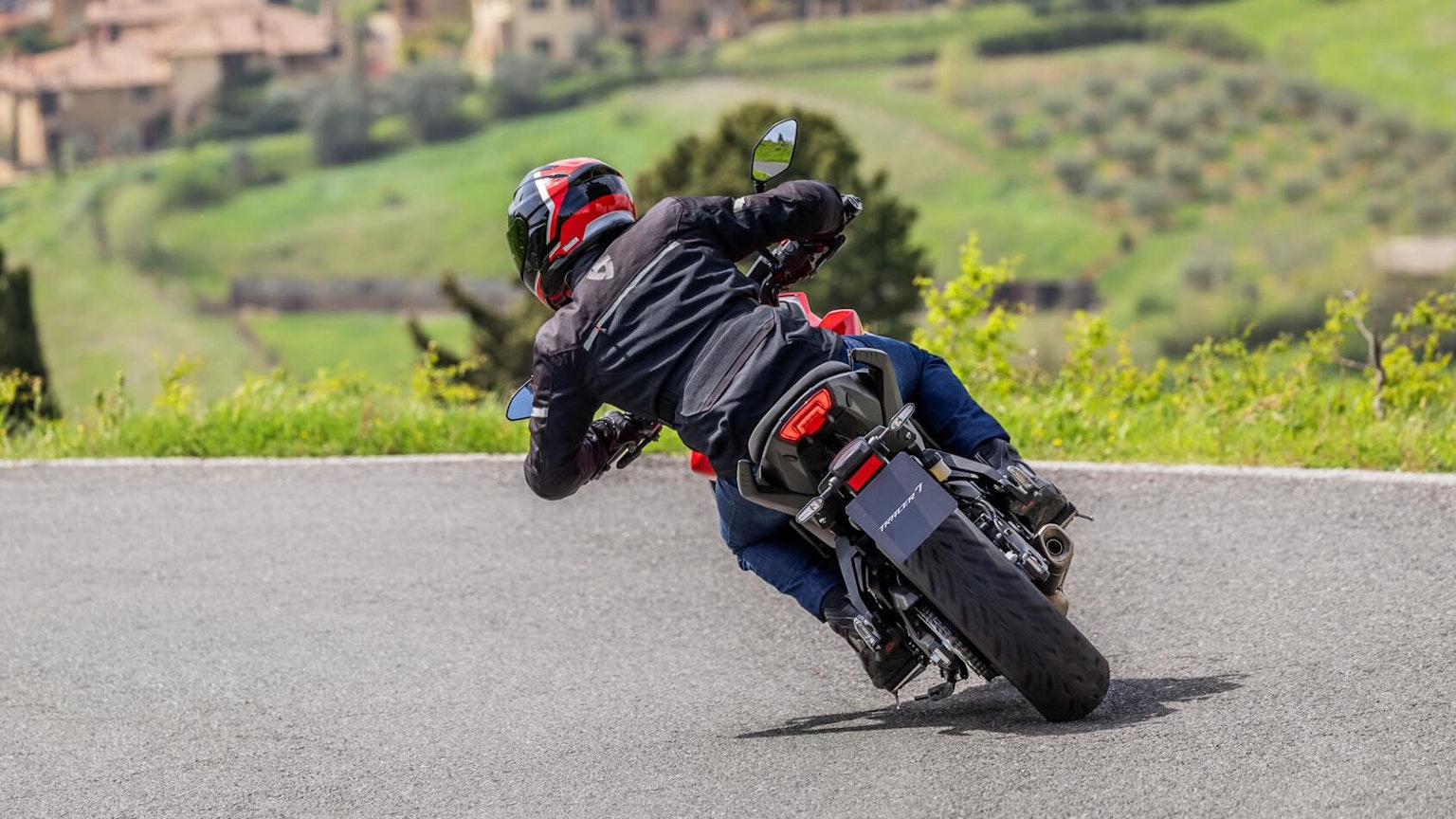 Nuove Yamaha Tracer 7 e Tracer 7 GT 2025, più tecnologia e comfort ...